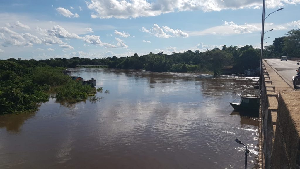 Com Rio Miranda enchendo, famílias resistem em deixar suas casas ...